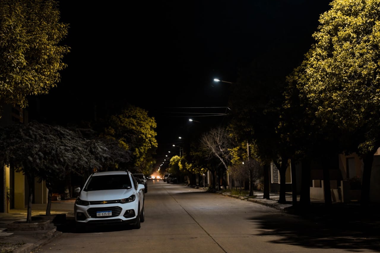 Más calles ya cuentan con nueva luminaria led – Ojo Web